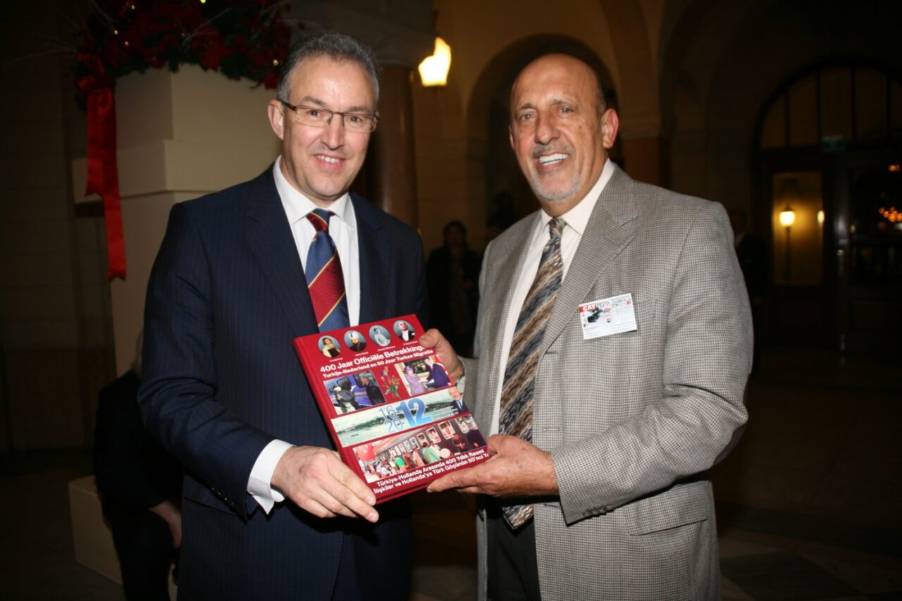 DÜNYAYA ÖRNEK DAVRANIŞ: ROTTERDAM'DA İSTANBUL ŞEHİTLERİMİZ İÇİN GÖNDERE ...